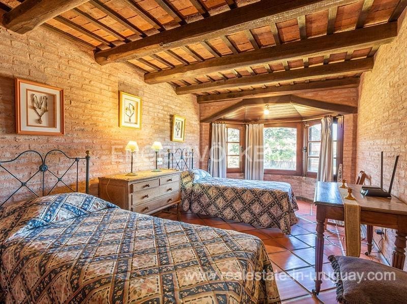 Solid Traditional house in Montoya - Real Estate in Uruguay
