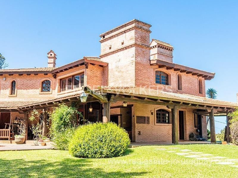 Solid Traditional house in Montoya - Real Estate in Uruguay