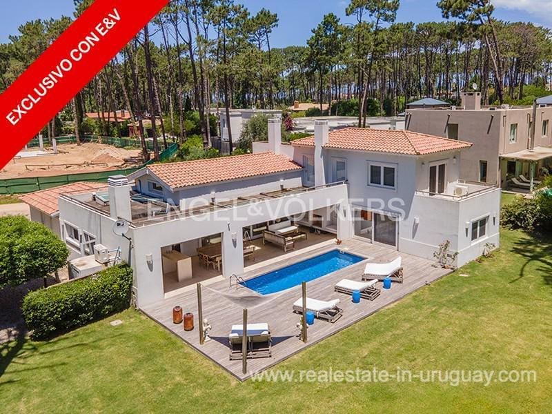 Solid residence in Laguna Blanca - Real Estate in Uruguay